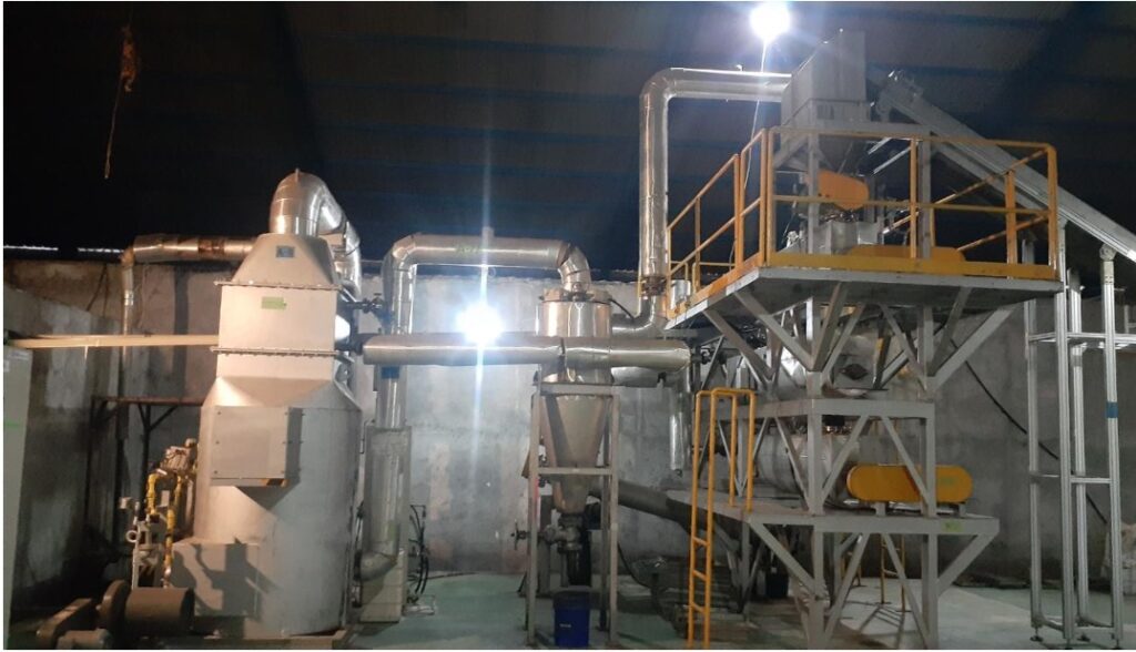 過熱水蒸気＆スクリュー式半炭化装置Superheated steam & screw type torrefaction equipment ...